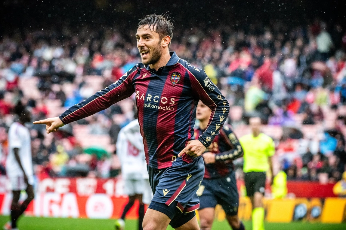 Luis Castro probó un once con Losada en el que no estaban ni Matías ...